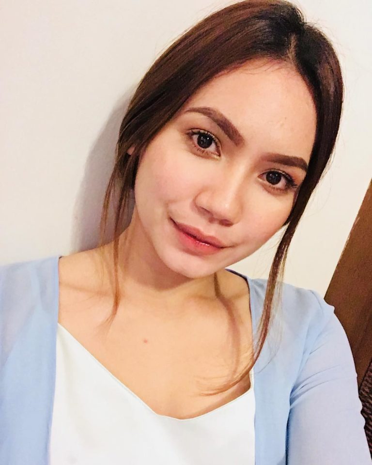 “Duduk Terkangkang”- Gambar Aprena Manrose Dihujani Komen Negatif Dari ...