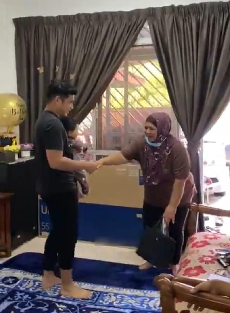 Anak Hadiahkan Surprise TV ‘Sebesar Alam’, Tak Sangka Ini Pula Reaksi ...