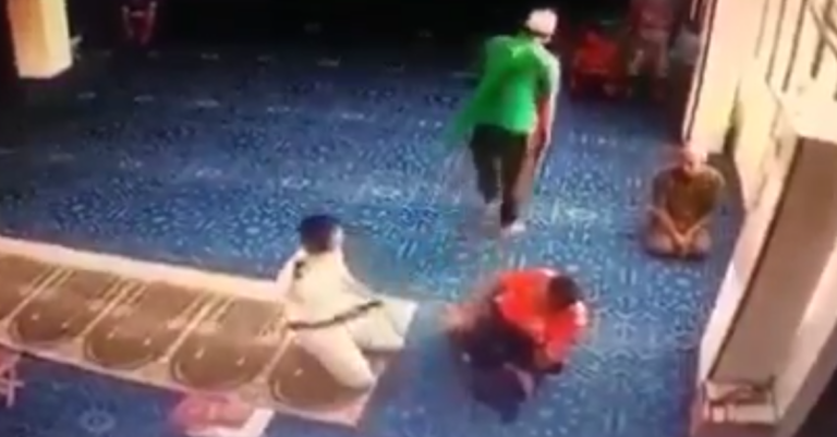 Dianggap Biadab Salam Tak Tengok Muka, Kepala Anggota TLDM Ditampar ... Dianggap Biadab Salam Tak Tengok Muka, Kepala Anggota TLDM Ditampar ...